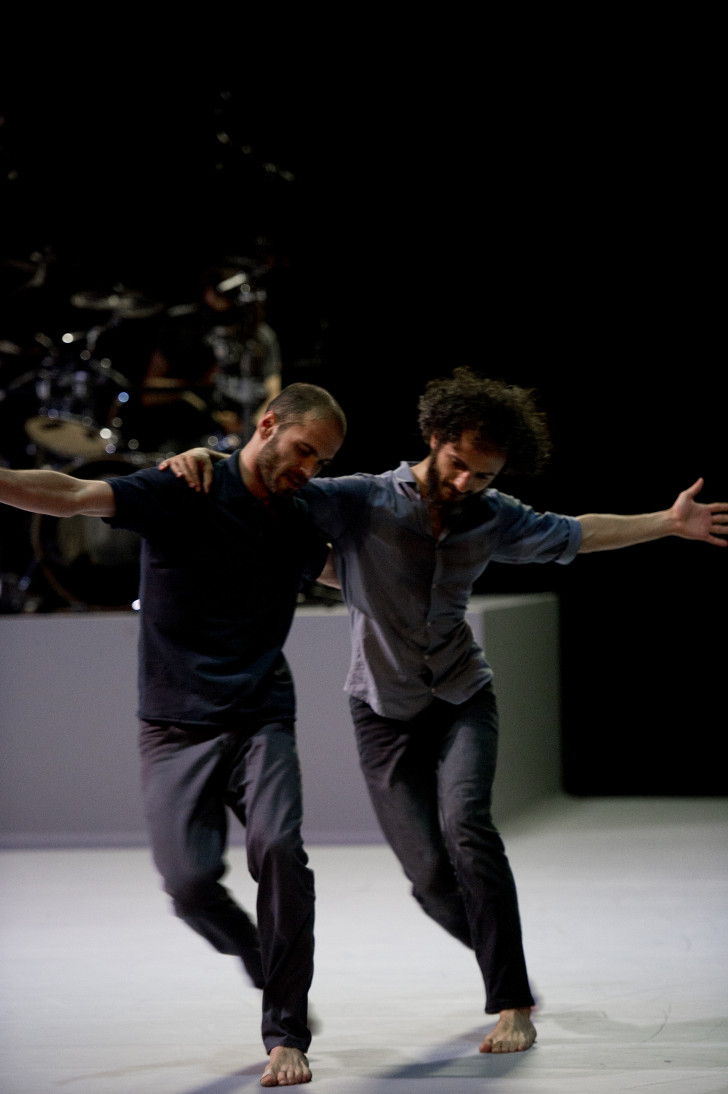 Christian Rizzo regarde les hommes danser - ResMusica