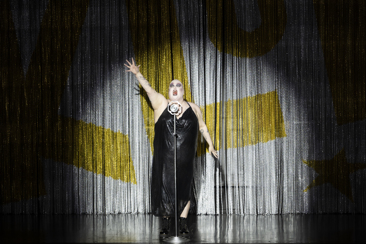 Les deux visages du Cabaret de Robert Carsen au Lido 2 - ResMusica