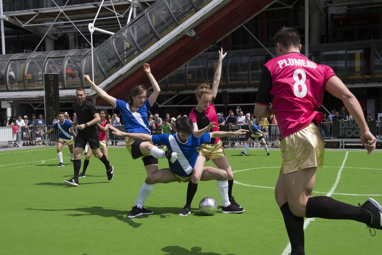 Disco foot par le Ballet de Lorraine au Carreau du Temple - ResMusica