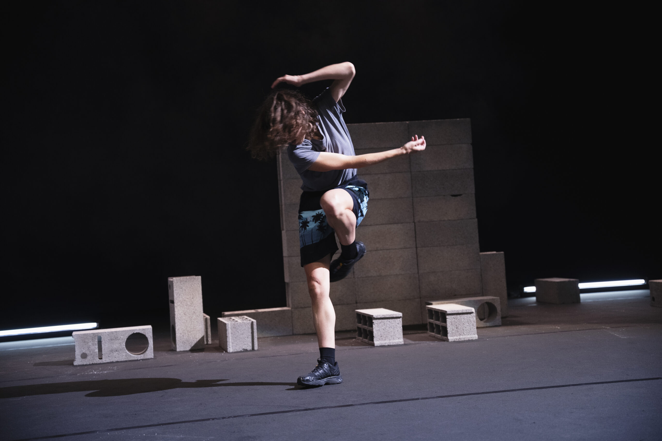 Katerina Andreou mêle mots et maux dans une performance très physique - ResMusicaResMusica