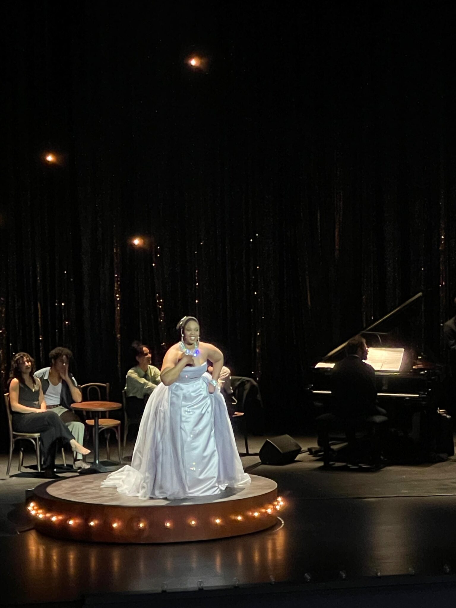 Festif hommage à Joséphine Baker cent ans après ses débuts au Théâtre ...