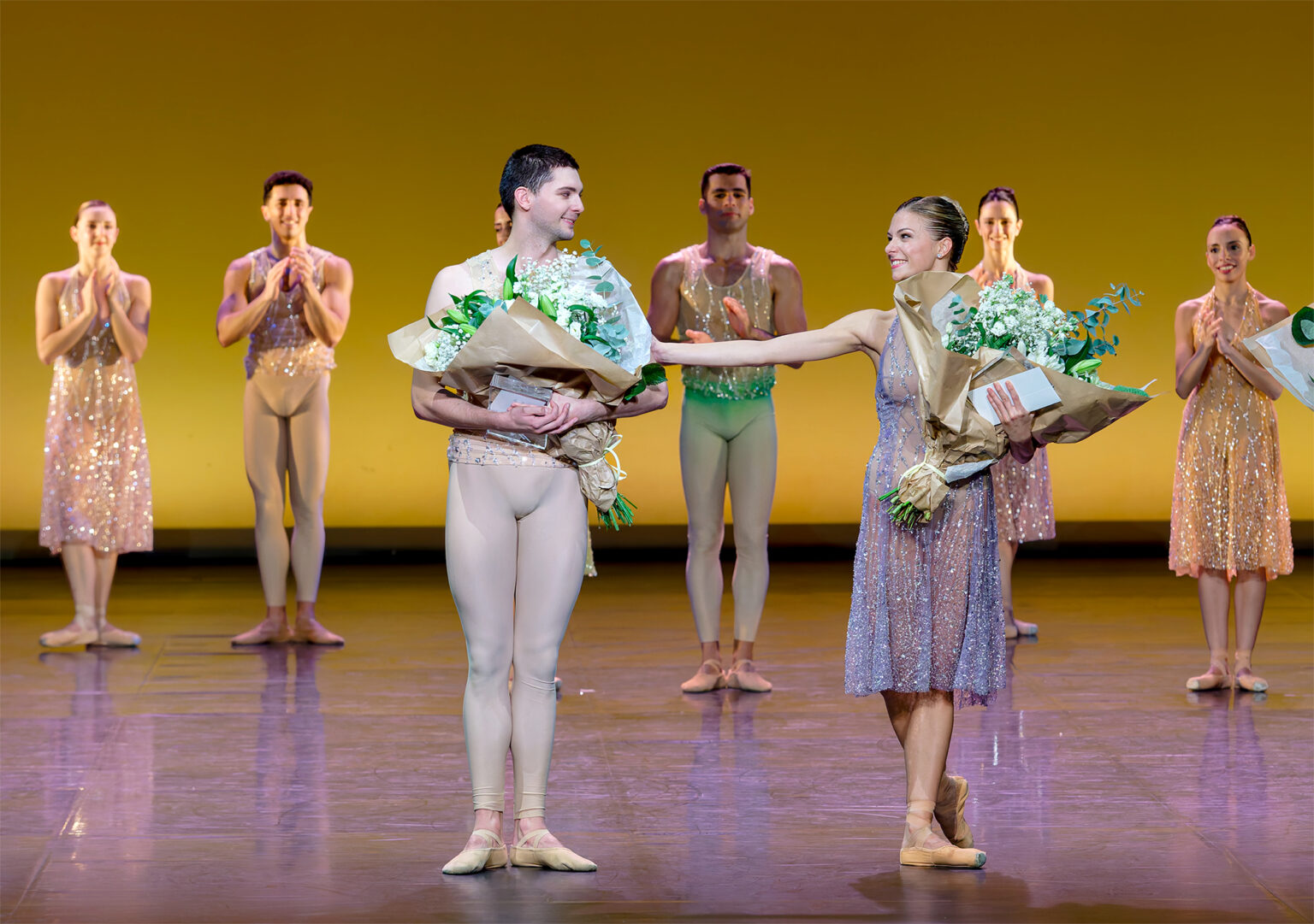 Deux danseurs du Ballet de l’Opéra National de Bordeaux reçoivent le ...